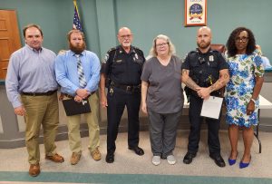 Toccoa Police Chief honors Officer and Paramedic for saving Woman’s Life - WNEG